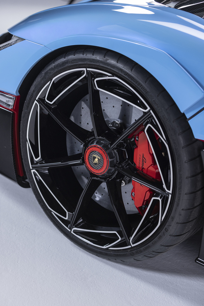 Lamborghini "scopre" la sua ultima supersportiva: arriva Fenomeno Roadster