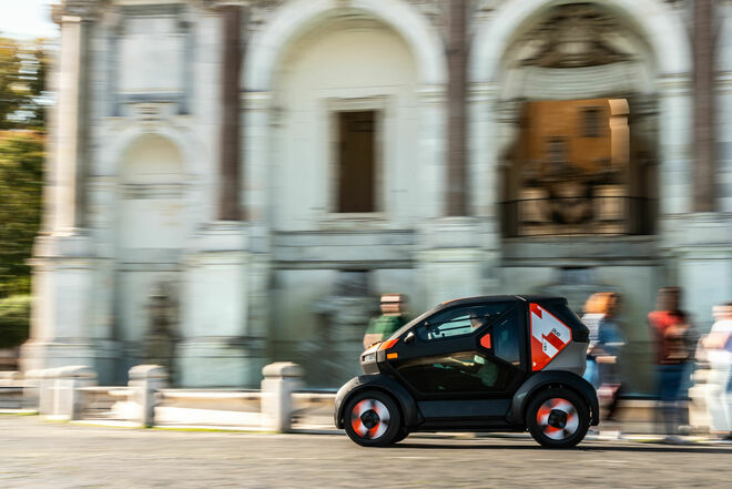 Mobilize Duo, la microcar elettrica del Gruppo Renault debutta a Roma