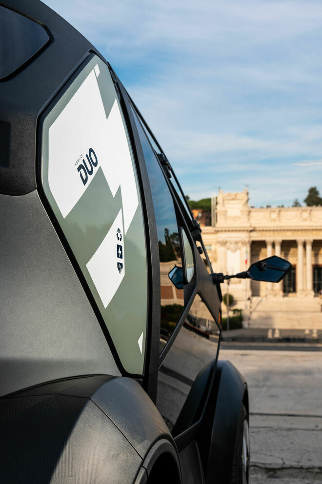 Mobilize Duo, la microcar elettrica del Gruppo Renault debutta a Roma