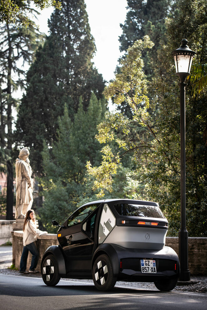 Mobilize Duo, la microcar elettrica del Gruppo Renault debutta a Roma
