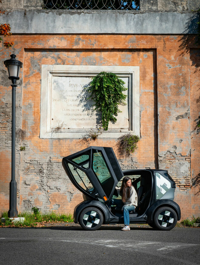 Mobilize Duo, la microcar elettrica del Gruppo Renault debutta a Roma