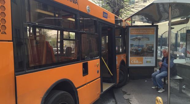 Si rompono i freni in discesa al Vomero al pullman Anm, l'autista evita ...