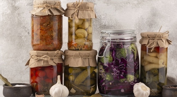 Botulino, quali sono gli alimenti più a rischio: dalle olive alle cime ...