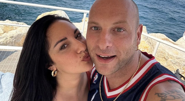 «Clementino sta per diventare papà», la replica furiosa del rapper: «Io ...
