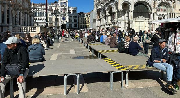 Venetian merchants call for removal of high-tide walkways in Piazza San ...
