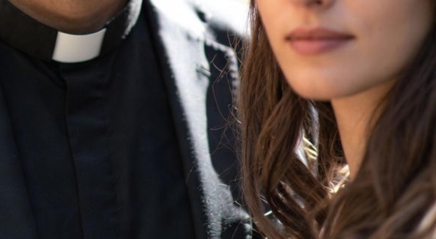 Si innamora del prete, lo molesta per 2 anni e poi prova a ucciderlo ...