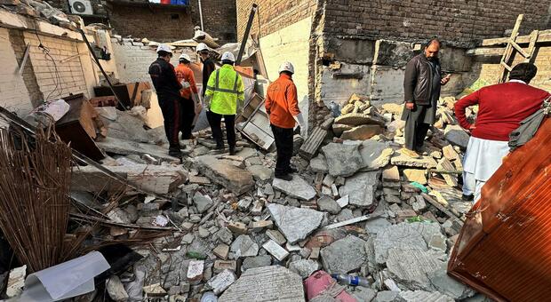 Esplosione durante una festa di nozze, otto morti: gli sposi uccisi nel ...