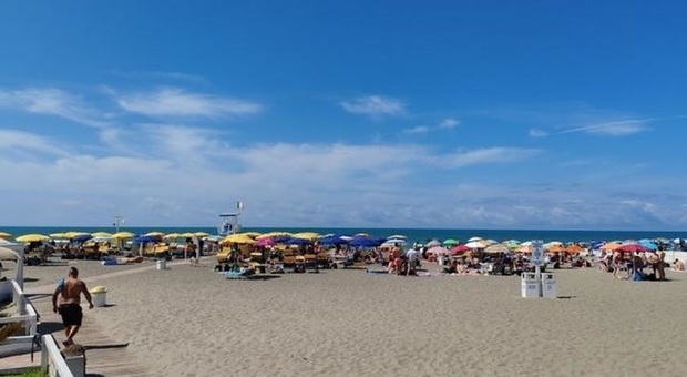 Lascia i vestiti sulla riva e fa il bagno al mare nudo, poi picchia i ...