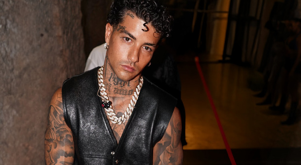 Tony Effe a Sanremo 2025 con Damme 'na mano: il testo della canzone in gara