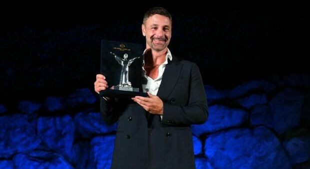 Raoul Bova in “Emily in Paris”: «La prima scena? A letto con Philippine ...