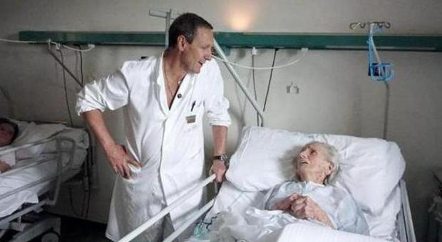 Lucia cade e si spezza il femore a 107 anni: operazione riuscita