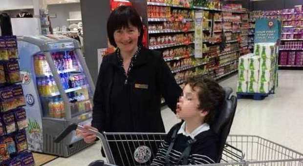 Il meraviglioso gesto di un supermercato per una mamma e il suo figlio ... Il meraviglioso gesto di un supermercato per una mamma e il suo figlio ...