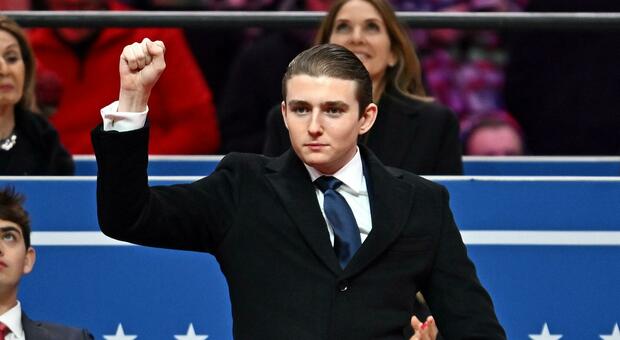 Barron Trump, chi è il 18enne figlio di Donald in prima fila con mamma ...
