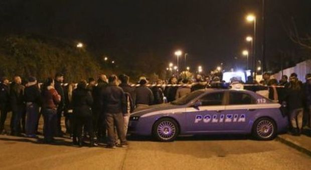 Napoli, sventagliata di kalashnikov contro un intero palazzo -Foto/Video