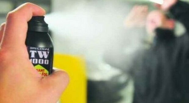 Studenti intossicati con lo spray al peperoncino, 10 persone soccorse ... Studenti intossicati con lo spray al peperoncino, 10 persone soccorse ...