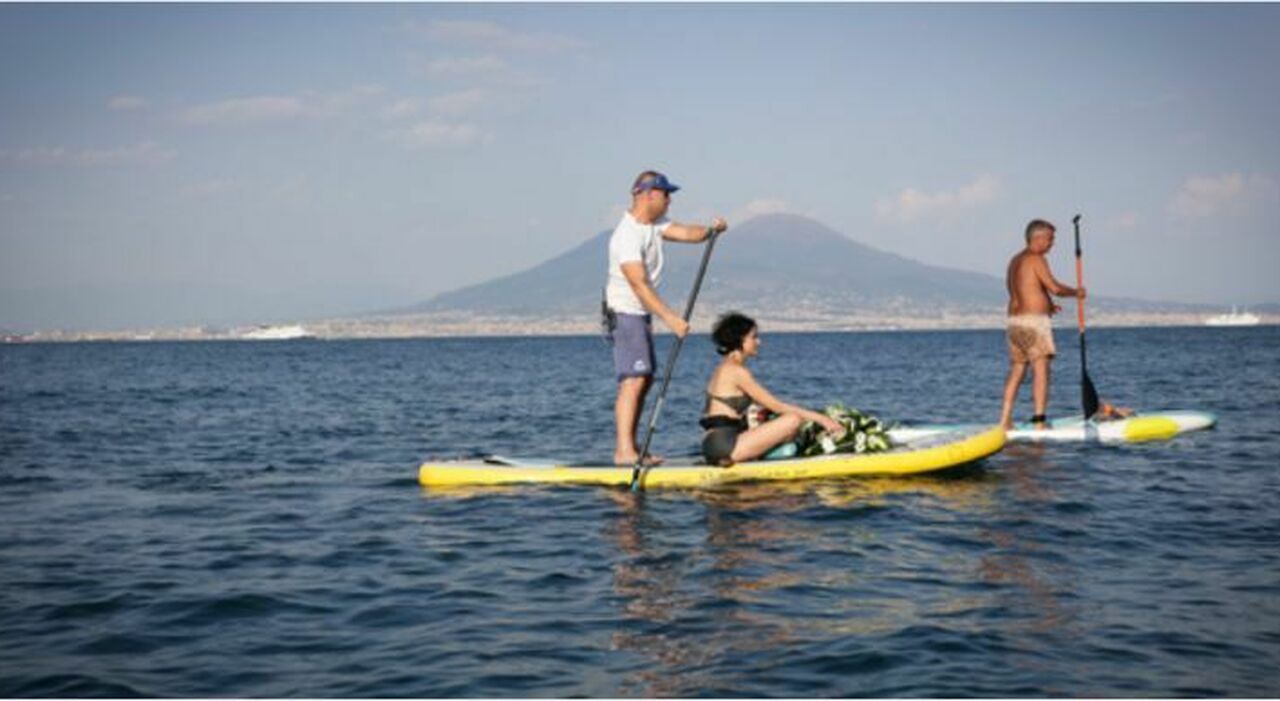 Napoli, Cristina Frazzica uccisa sul kayak: flash mob a Posillipo Napoli, Cristina Frazzica uccisa sul kayak: flash mob a Posillipo