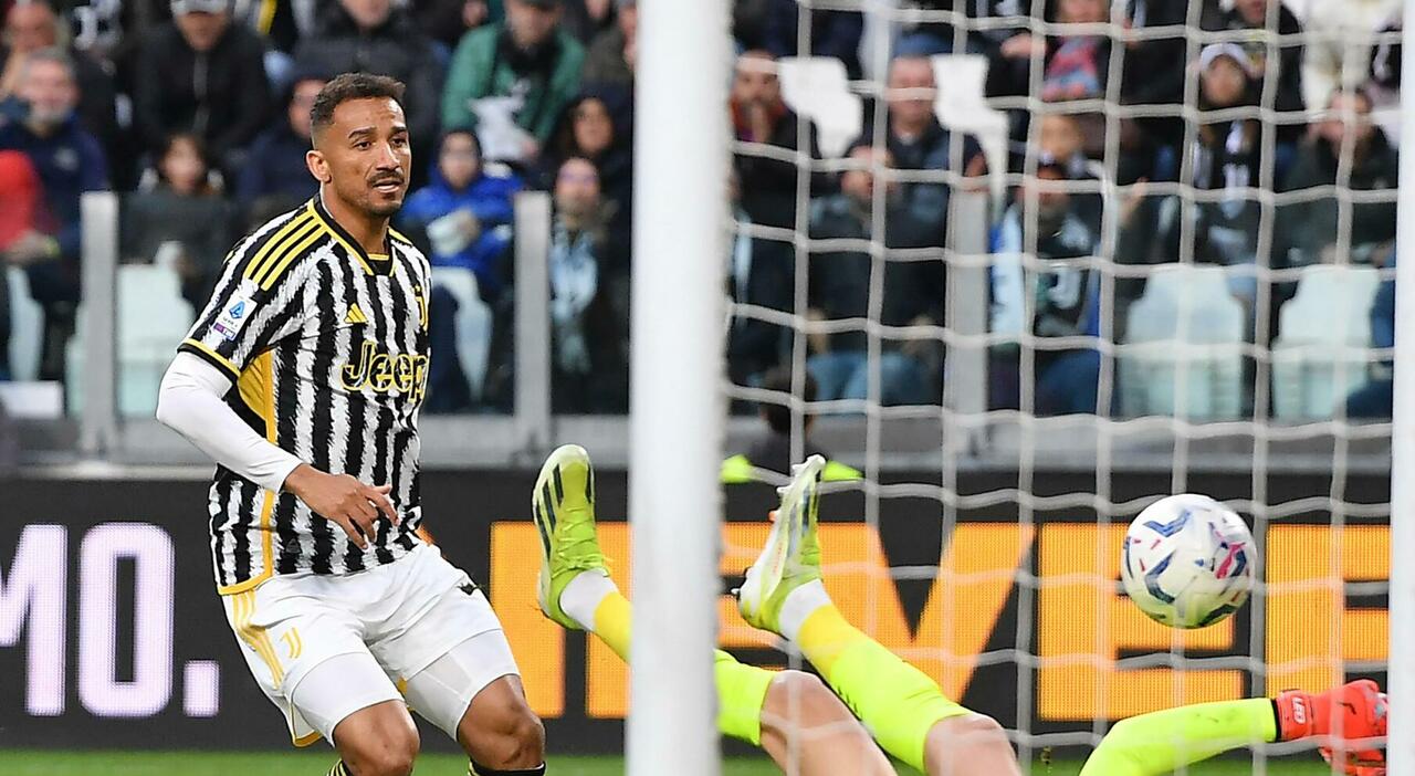 Juventus Draws 1-1 Against Roma, Danilo Suffers Muscle Injury