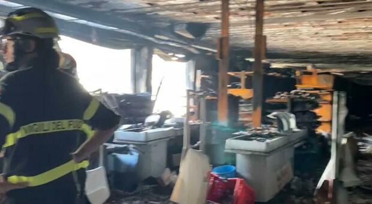 Magazzini Aumai in fiamme, dietro l’incendio si fa strada la pista del ...