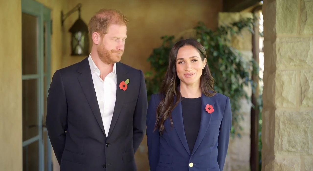 Harry e Meghan, gli addobbi fai da te e il Natale americano con la mamma di Markle: «Re Carlo ...