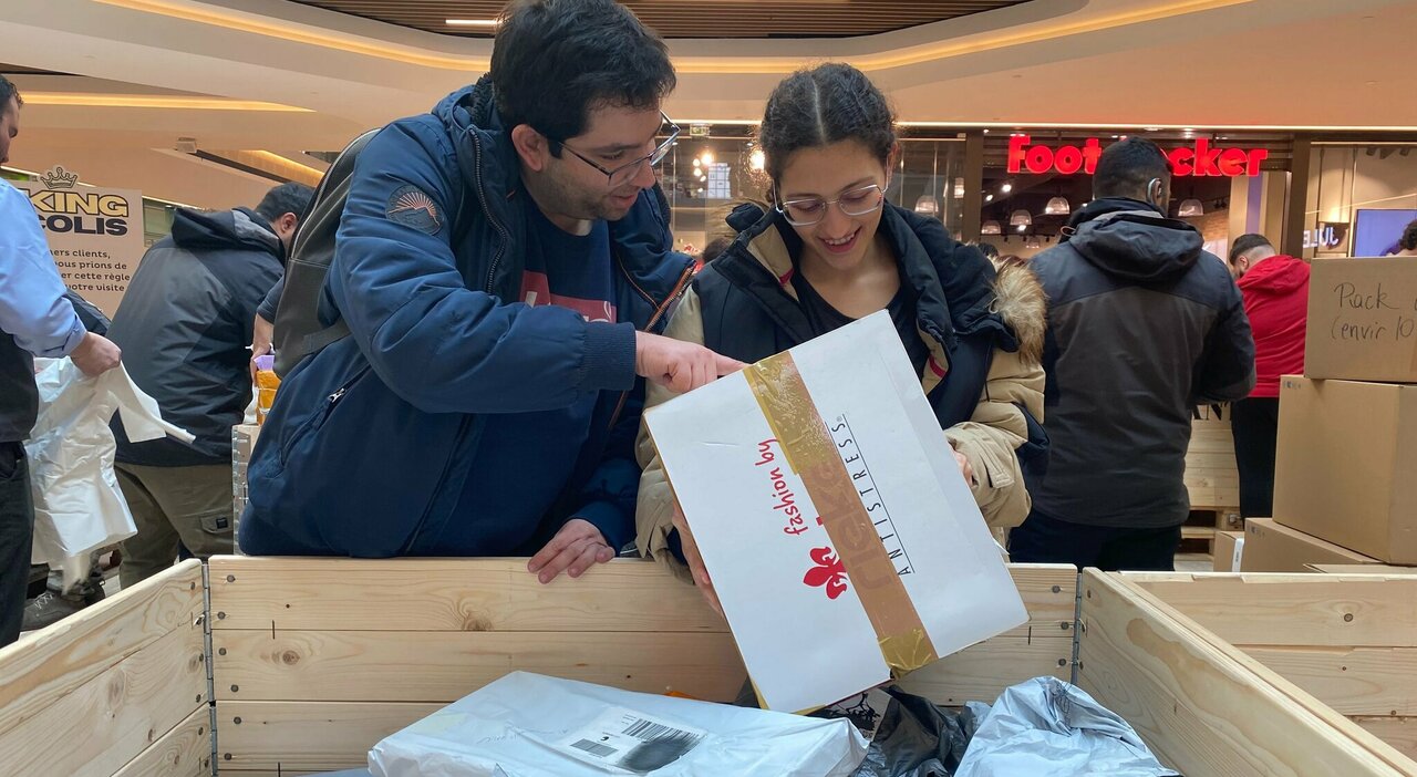 Pacchi smarriti e non reclamati, a Roma la vendita cieca e a peso: dagli abiti all'high-tech ...