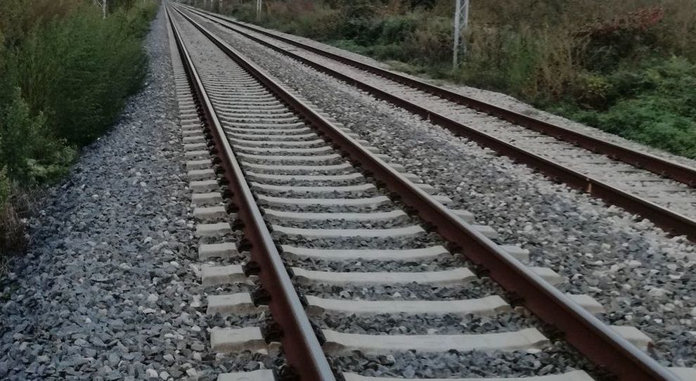 Incendio sui binari in Calabria, treni per Roma e Milano in ritardo ... Incendio sui binari in Calabria, treni per Roma e Milano in ritardo ...