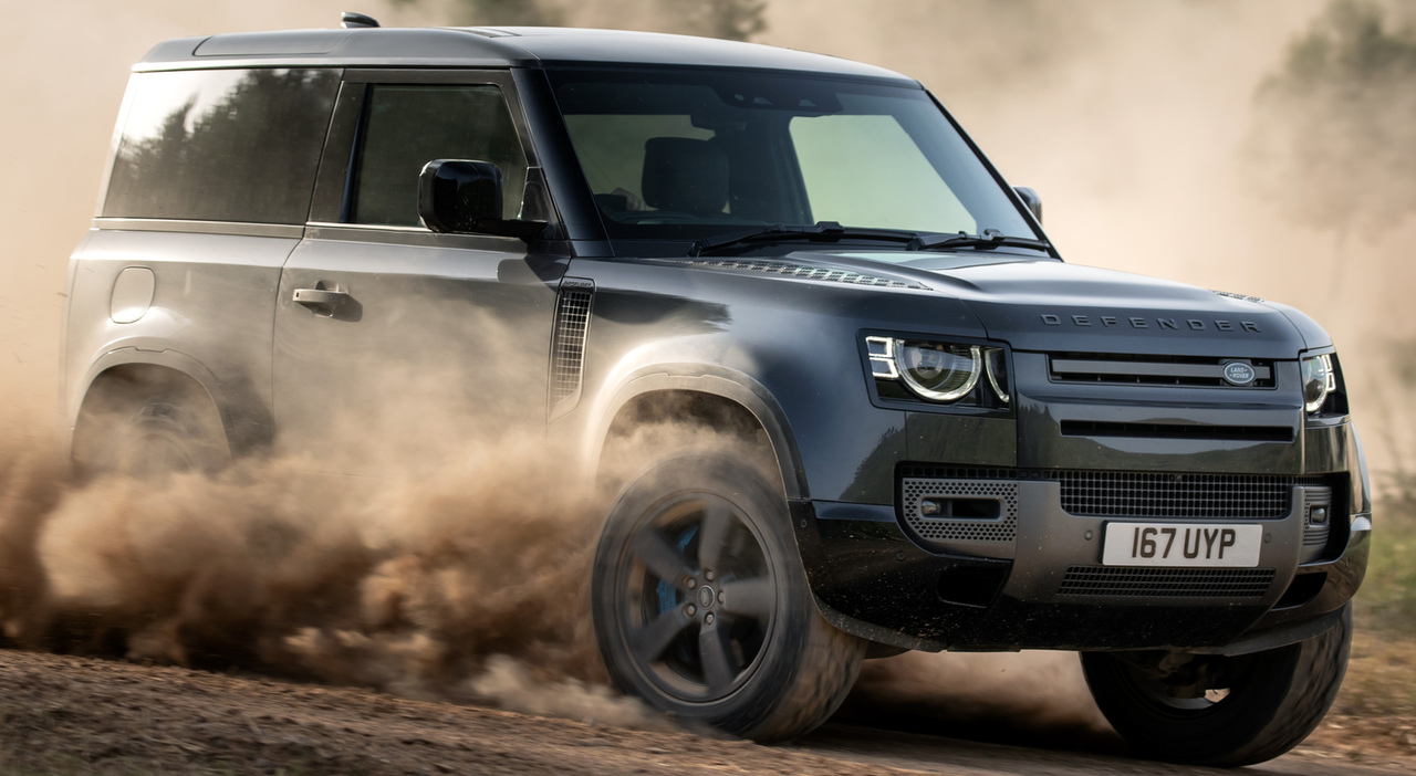 Defender, il mito Land Rover è double face: Con il V8 oltre 500 cv e ...