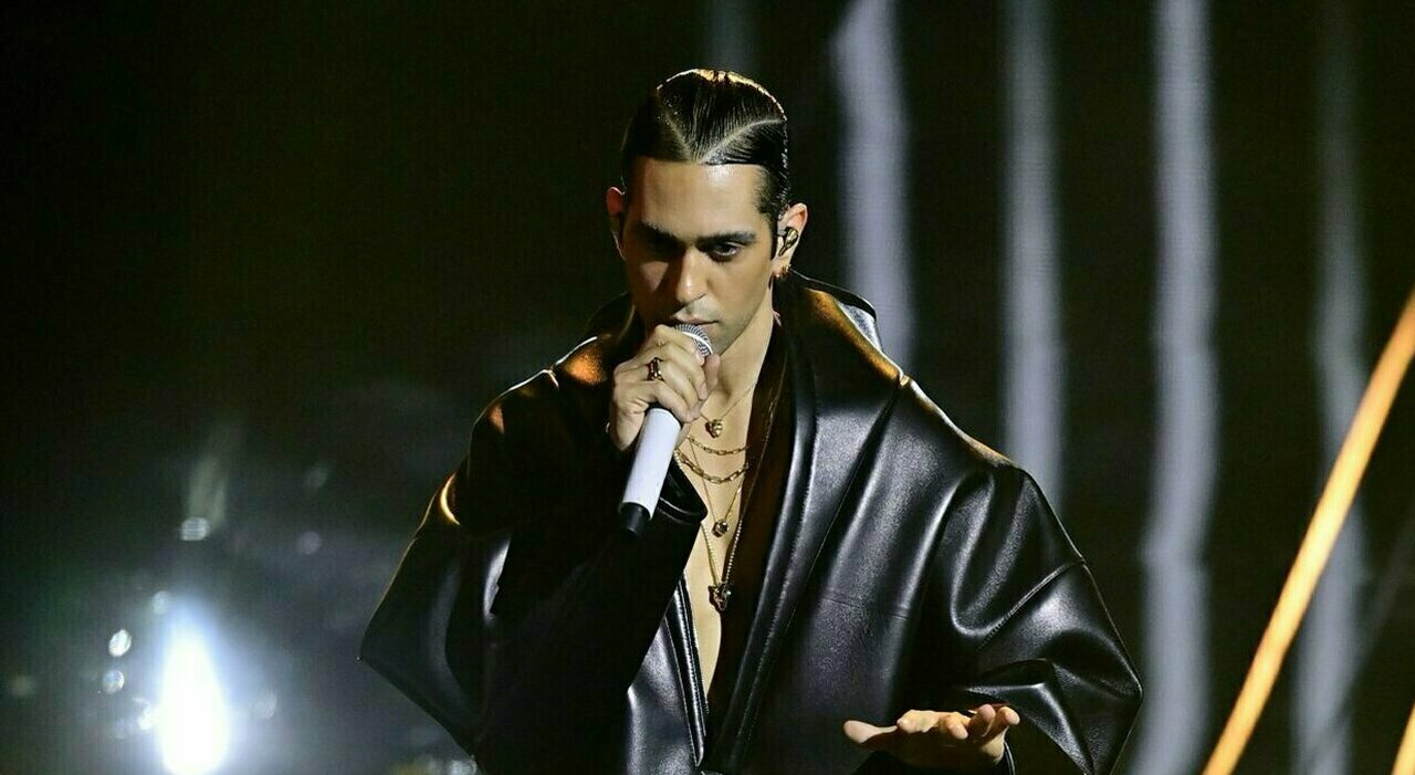 Mahmood, il concerto a Roma e l’attesa dei fan fuori dal palazzetto ...