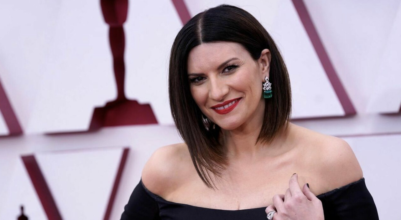 Laura Pausini: «Volevo fare l'architetto, poi papà in lacrime mi disse ...
