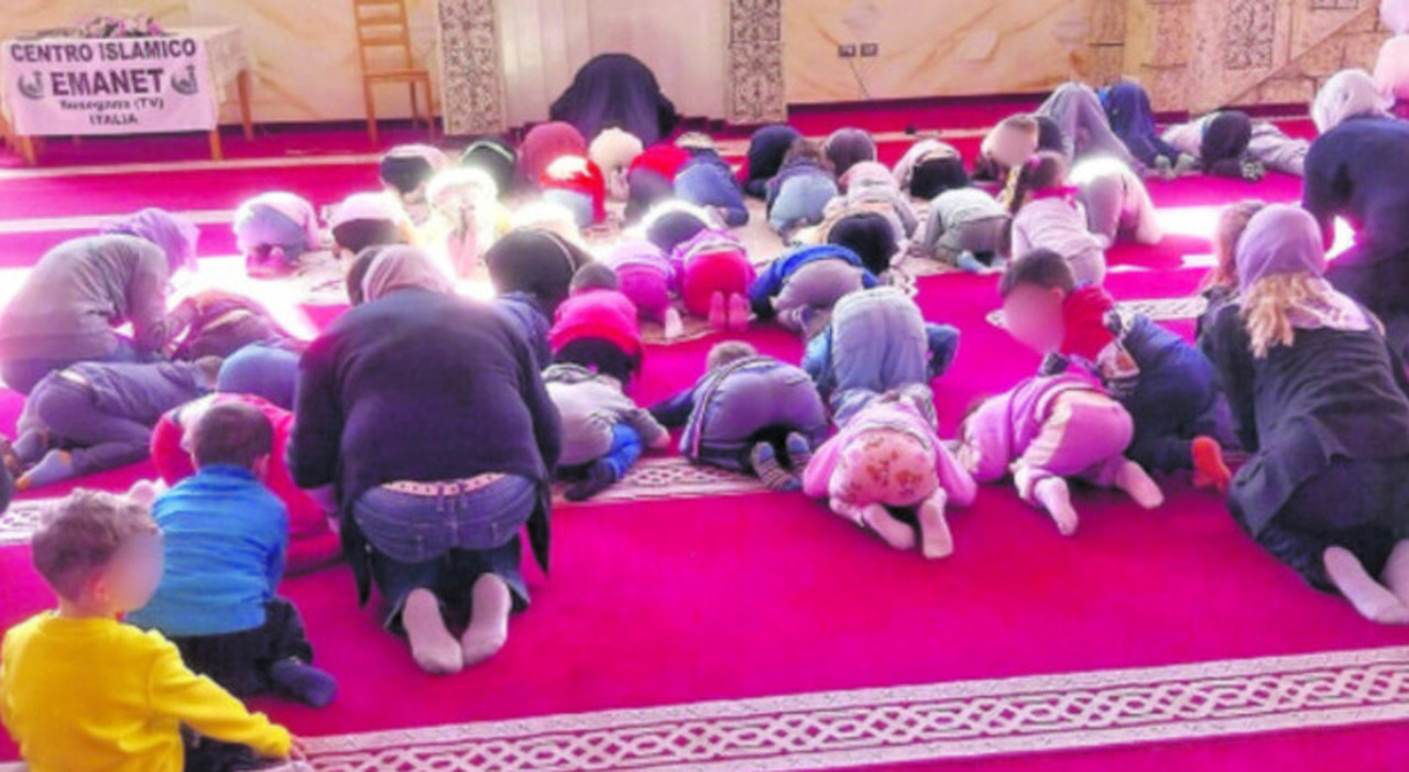Bambini dell'asilo in gita alla moschea, la foto in ginocchio e la ...