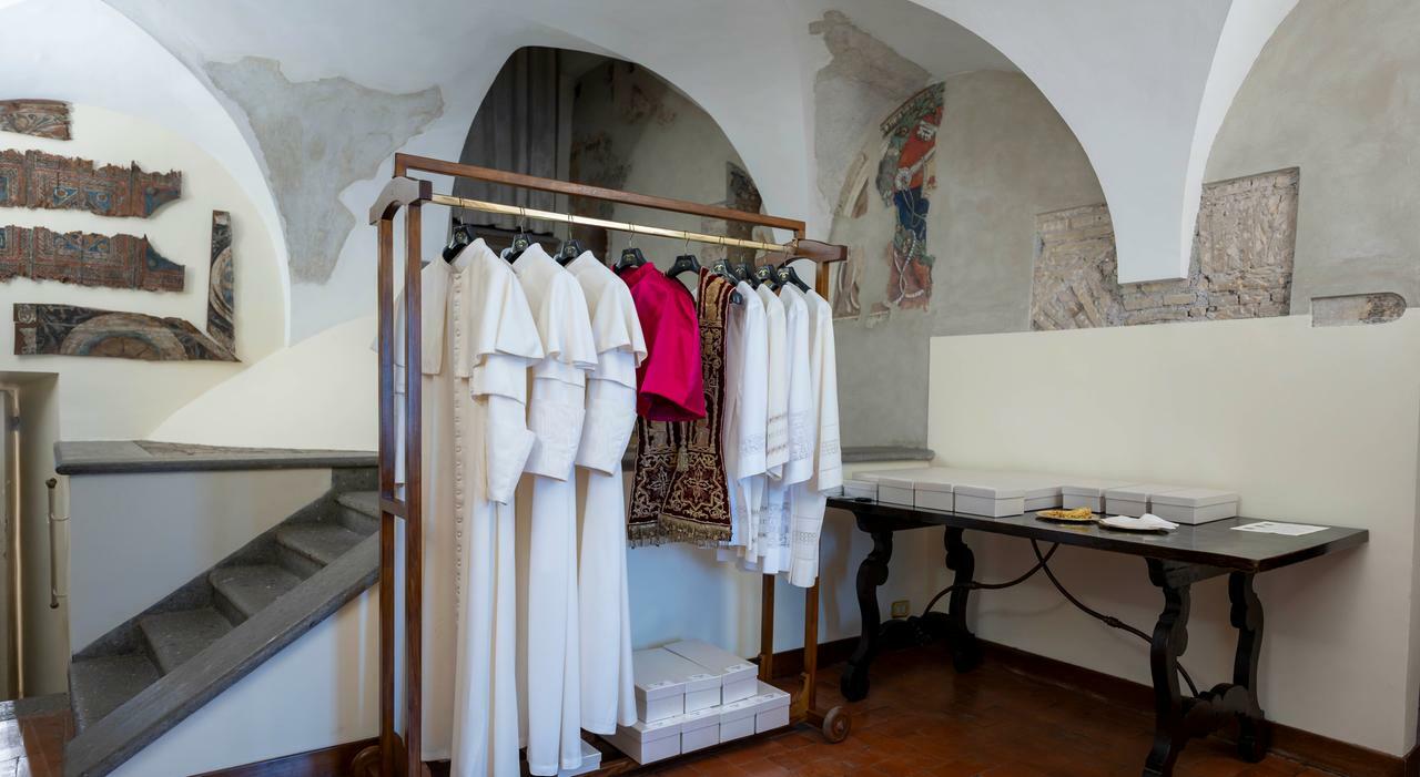 Conclave, abiti low cost per il nuovo Papa, tre taglie a disposizione ...