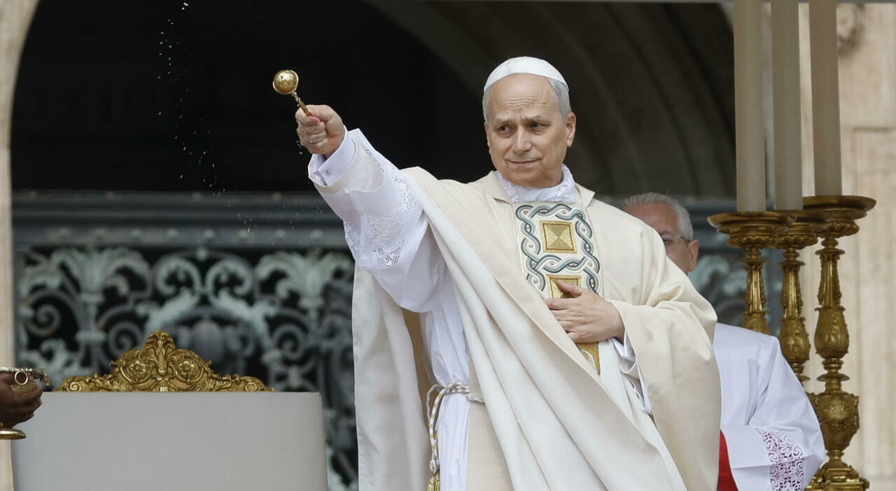 Papa Leone XIV riceve l’Anello del Pescatore e si commuove: cos'è, cosa ...