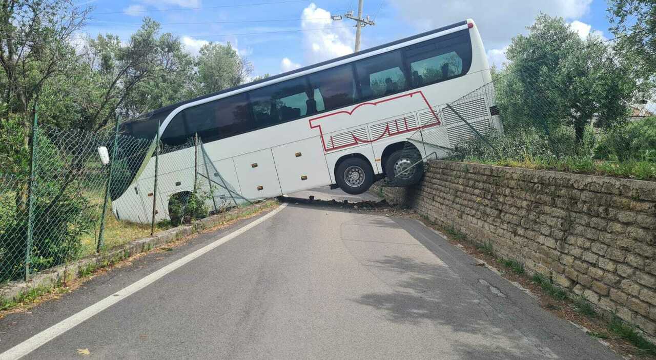 Marino, pullman senza freni lascia il parcheggio e precipita in strada ...