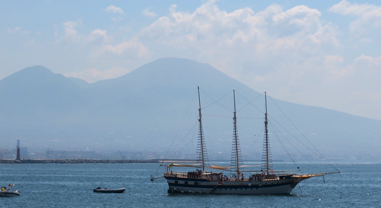 Discover Naples: A Summer of Exploration