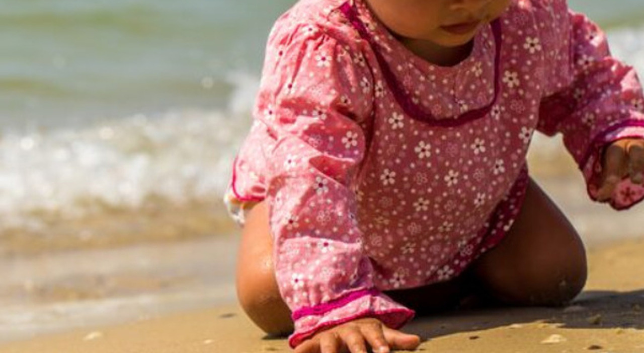 Neonata lasciata per ore in spiaggia sotto il sole a Jesolo, un medico in vacanza la vede e la salva