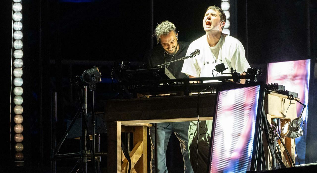 Fred Again concerto a Napoli, l'omaggio a Pino Daniele e a Geolier