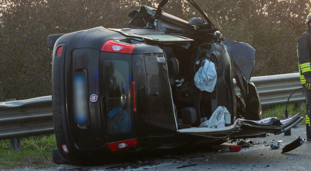 Incidente frontale sull'Adriatica, auto con quattro giovani si schianta con una donna in ...
