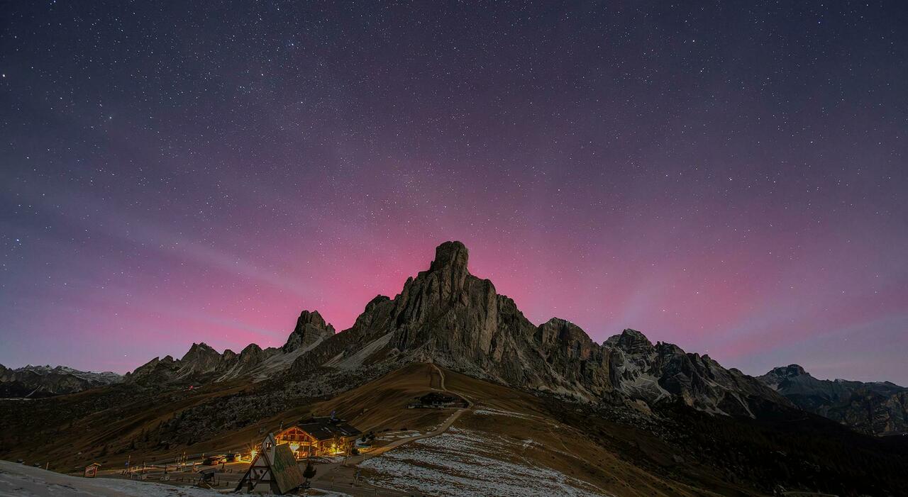 Aurora boreale, il cielo delle Dolomiti si tinge di viola