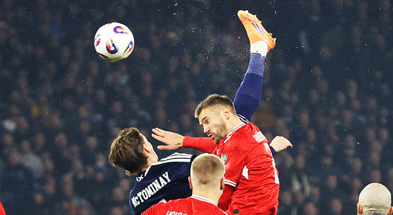 Syn dobiera się do śpiącej matki