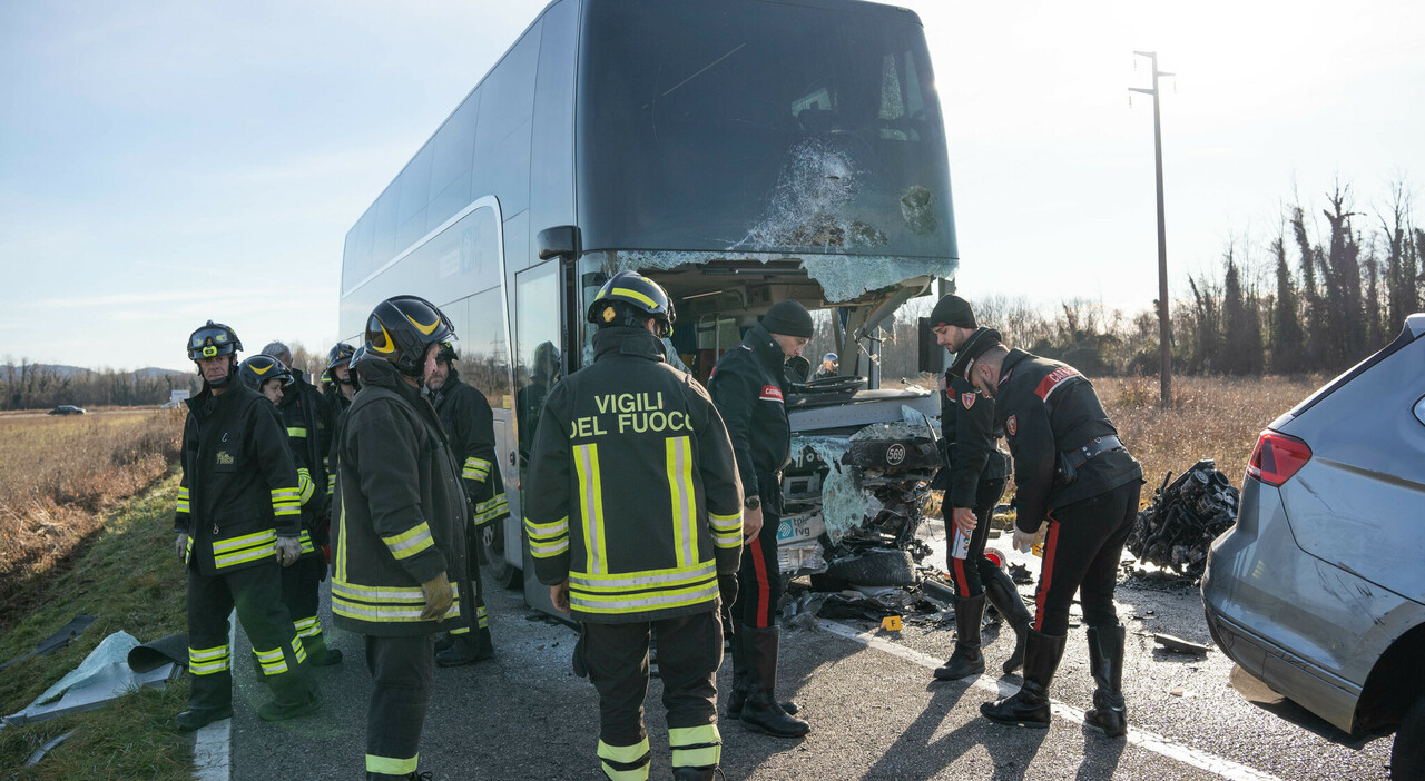 «L'autista del bus intrappolato tra le lamiere mi implorava di aiutare ...