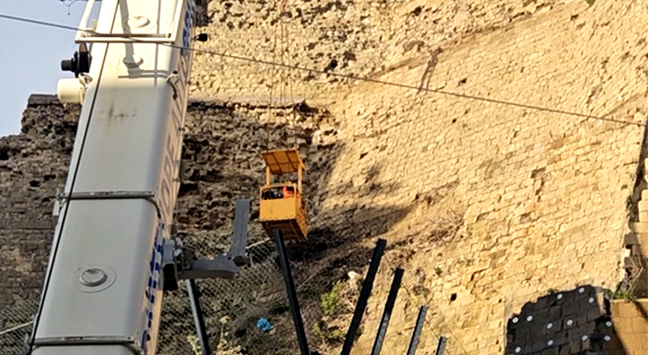 Napoli, chiuso l'ascensore del Monte Echia: «Lavori urgenti al costone»