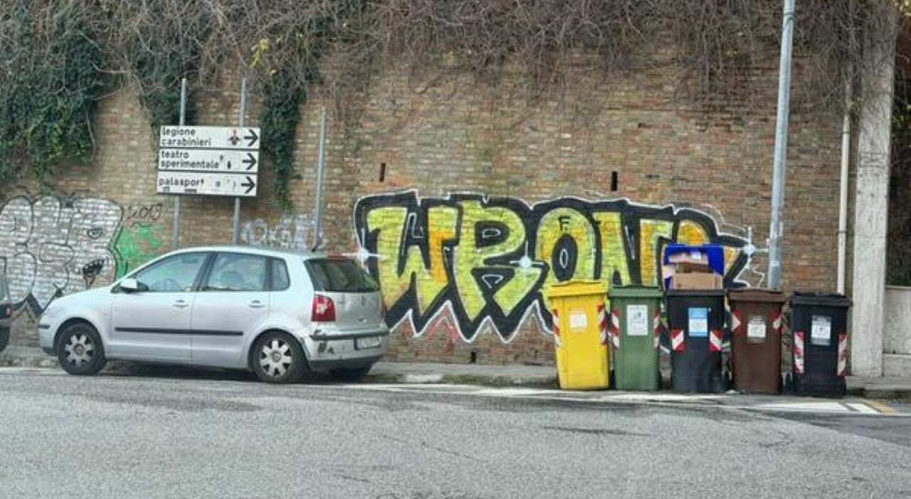 Ancona, scritte contro la polizia agli Archi. E anche invasione di “tag ...
