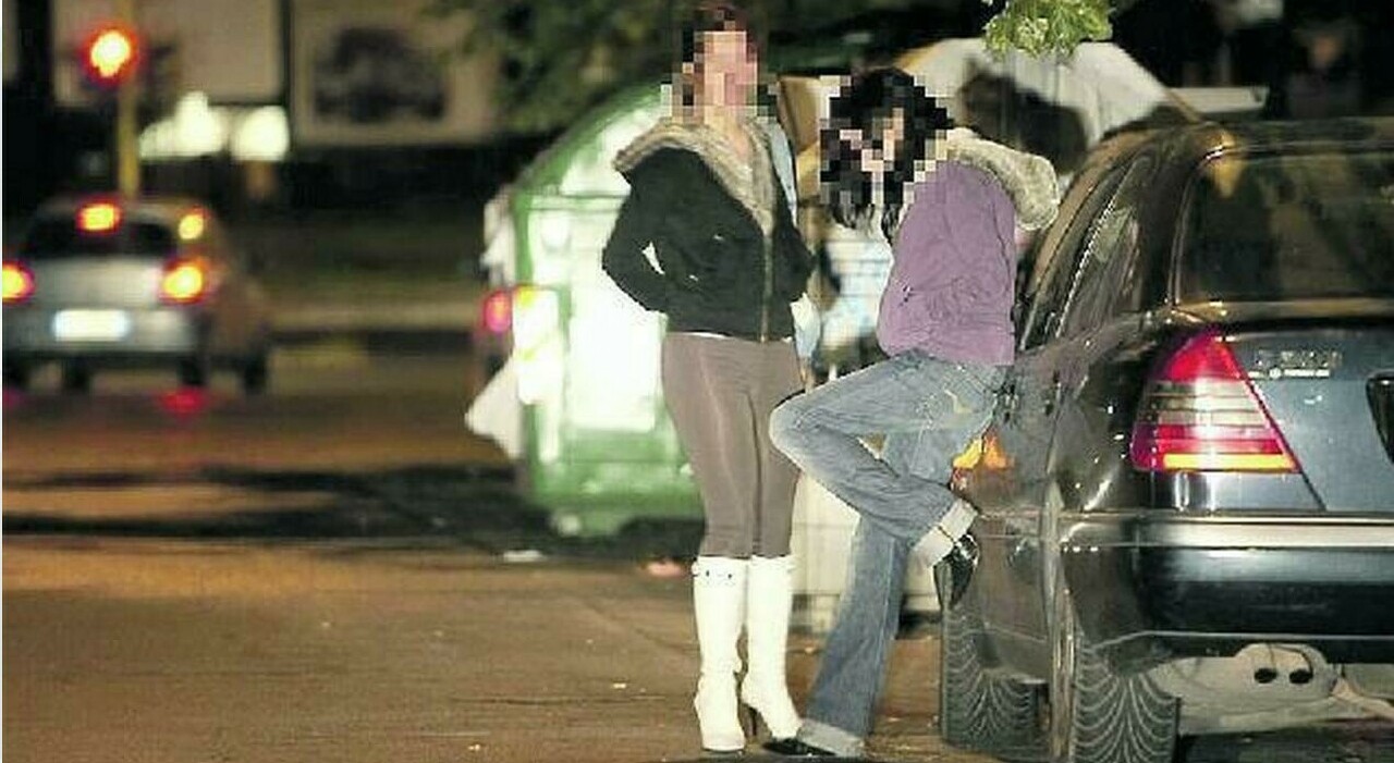 Roma, una prostituta 40enne attirava i clienti in trappola: botte e ...