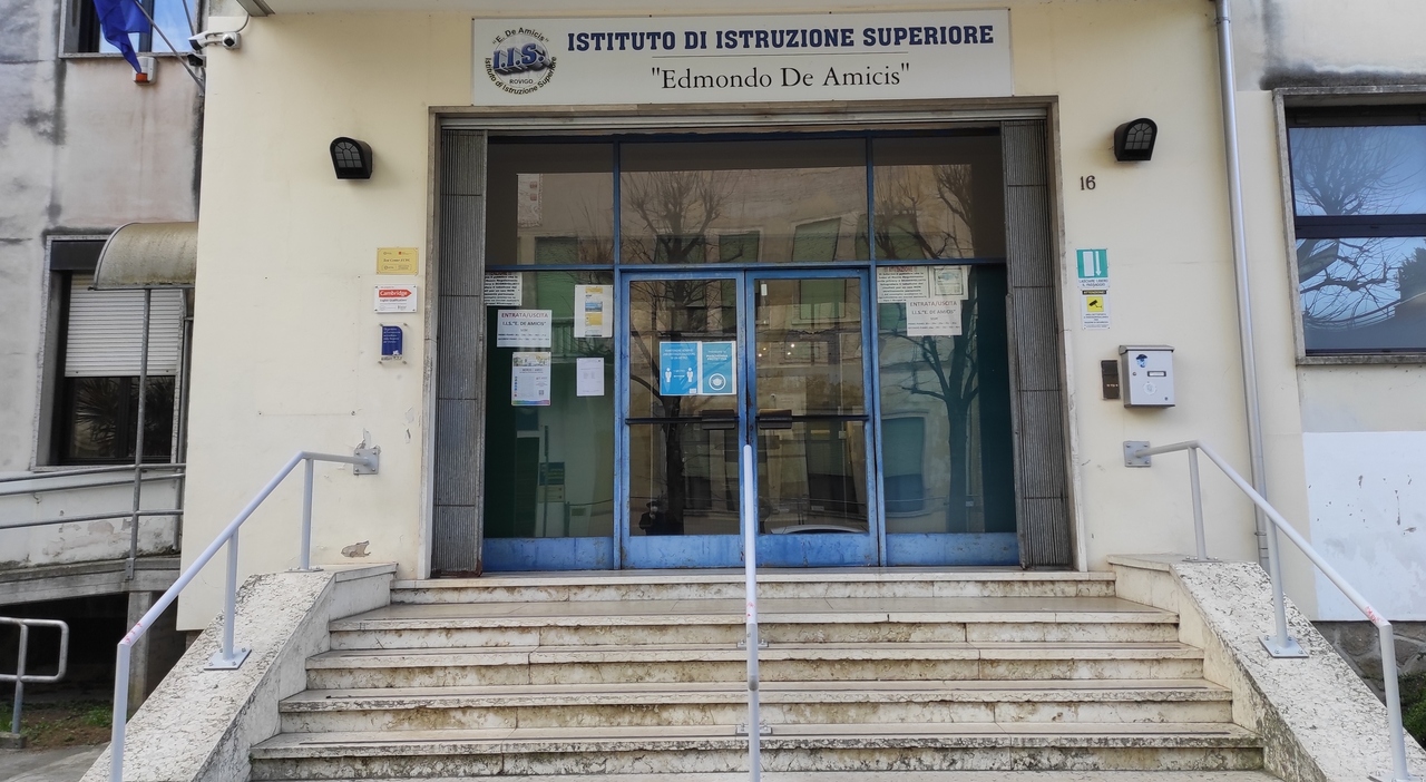 Rissa fuori da scuola per un regolamento di conti, studente delle medie ...
