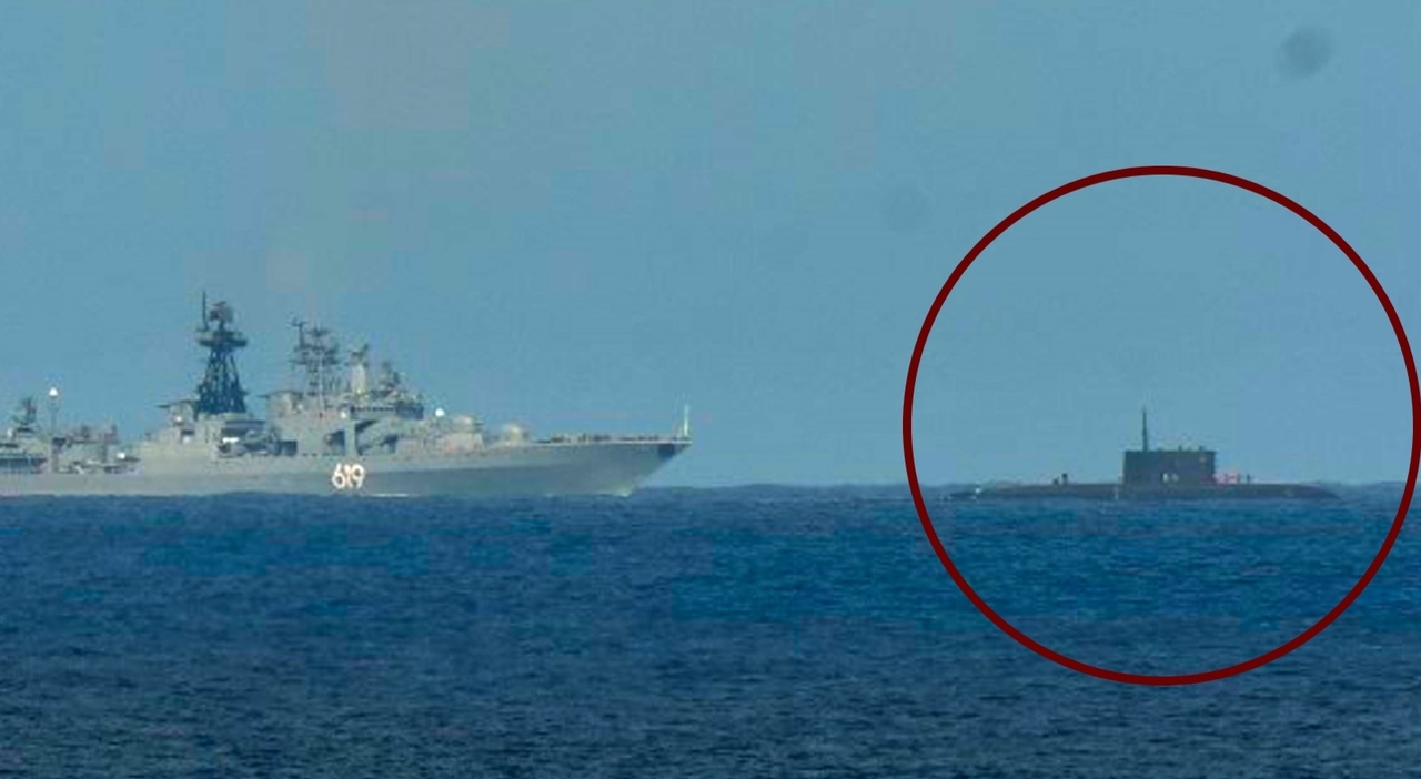Italian warship monitors Russian submarine and destroyer in the ...