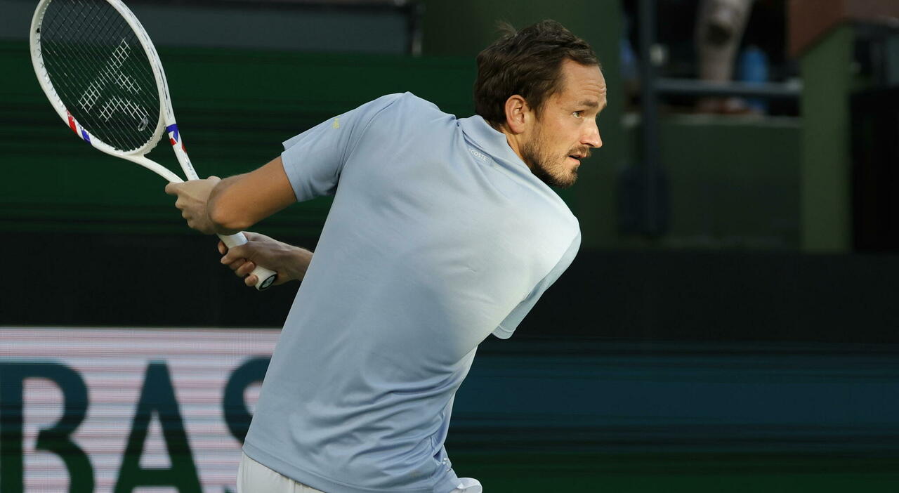 Medvedev Ends Alcaraz’s Streak to Reach Indian Wells Final