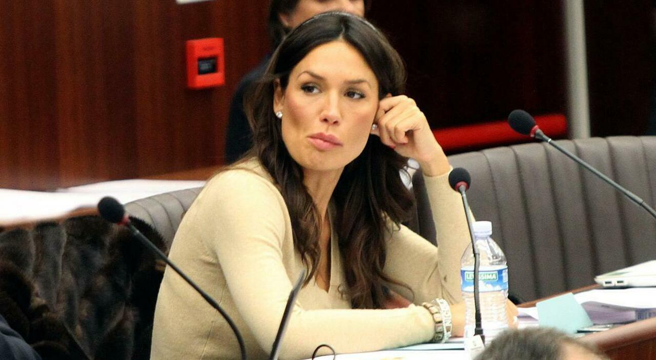 La gracia a Nicole Minetti desata controversia en Milán