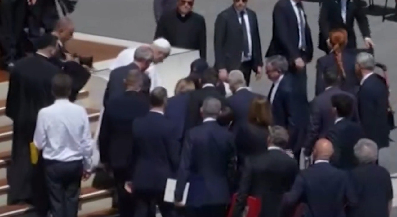 Le Pape Léon XIV Interrompt l’Audience pour Secourir un Fidèle