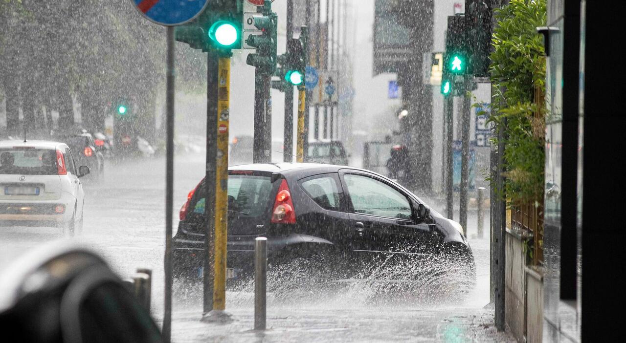Allerta meteo in 15 regioni: i temporali arrivano anche al Sud. Disagi ...