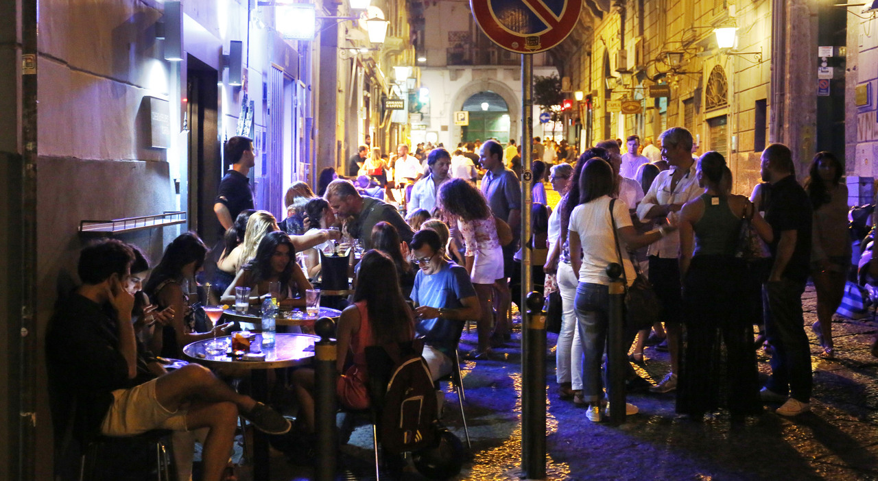 Movida a Napoli, arriva lo stop della Prefettura: «Troppi bar ...