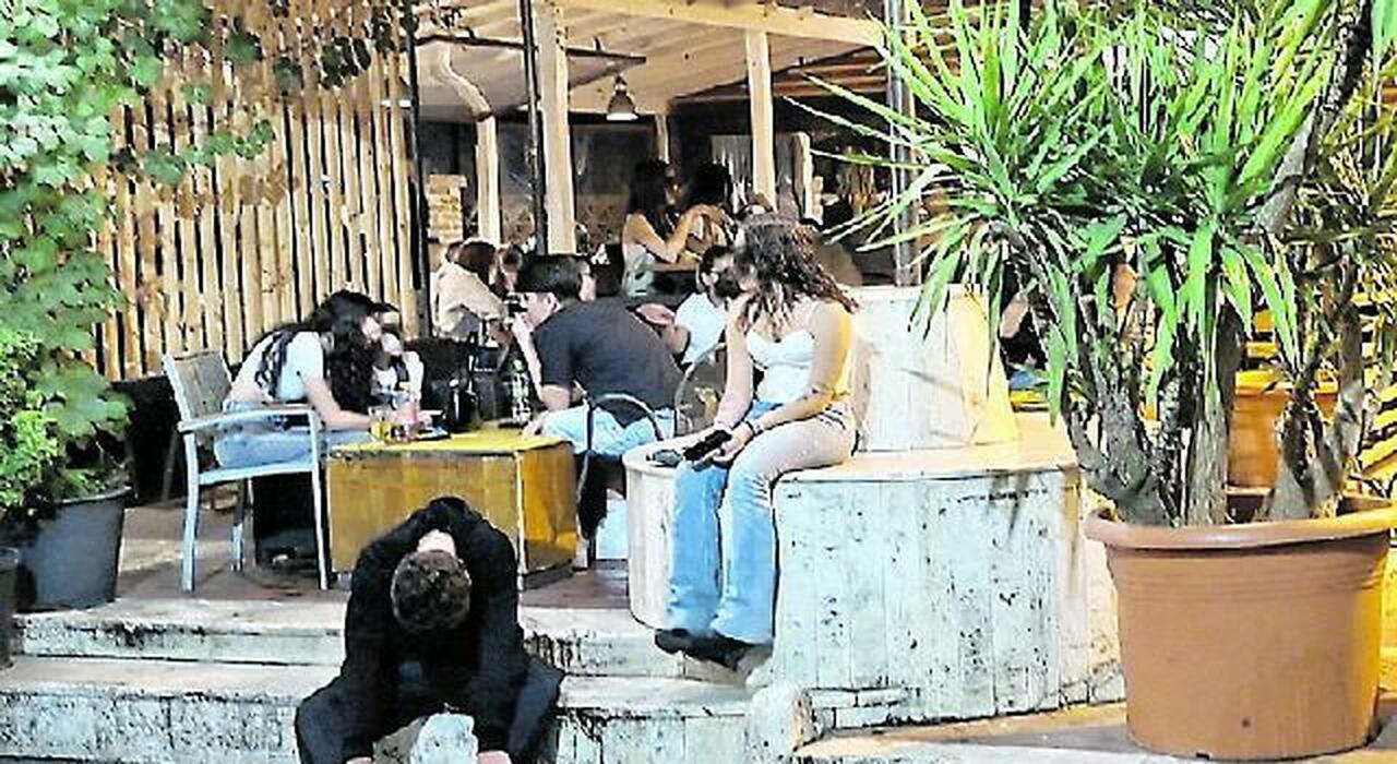 Scoppia la rissa in via Fratini: ferito gravemente a una mano